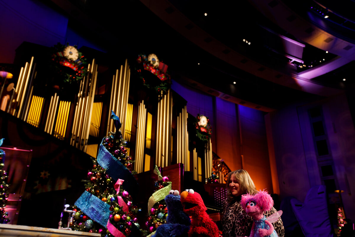 “Sesame Street” Muppets join Mormon Tabernacle Choir in Christmas ...